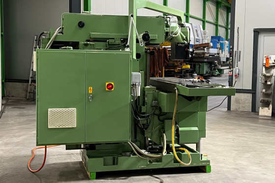 CME - F4 CMC Milling machine used | Mach4Metal