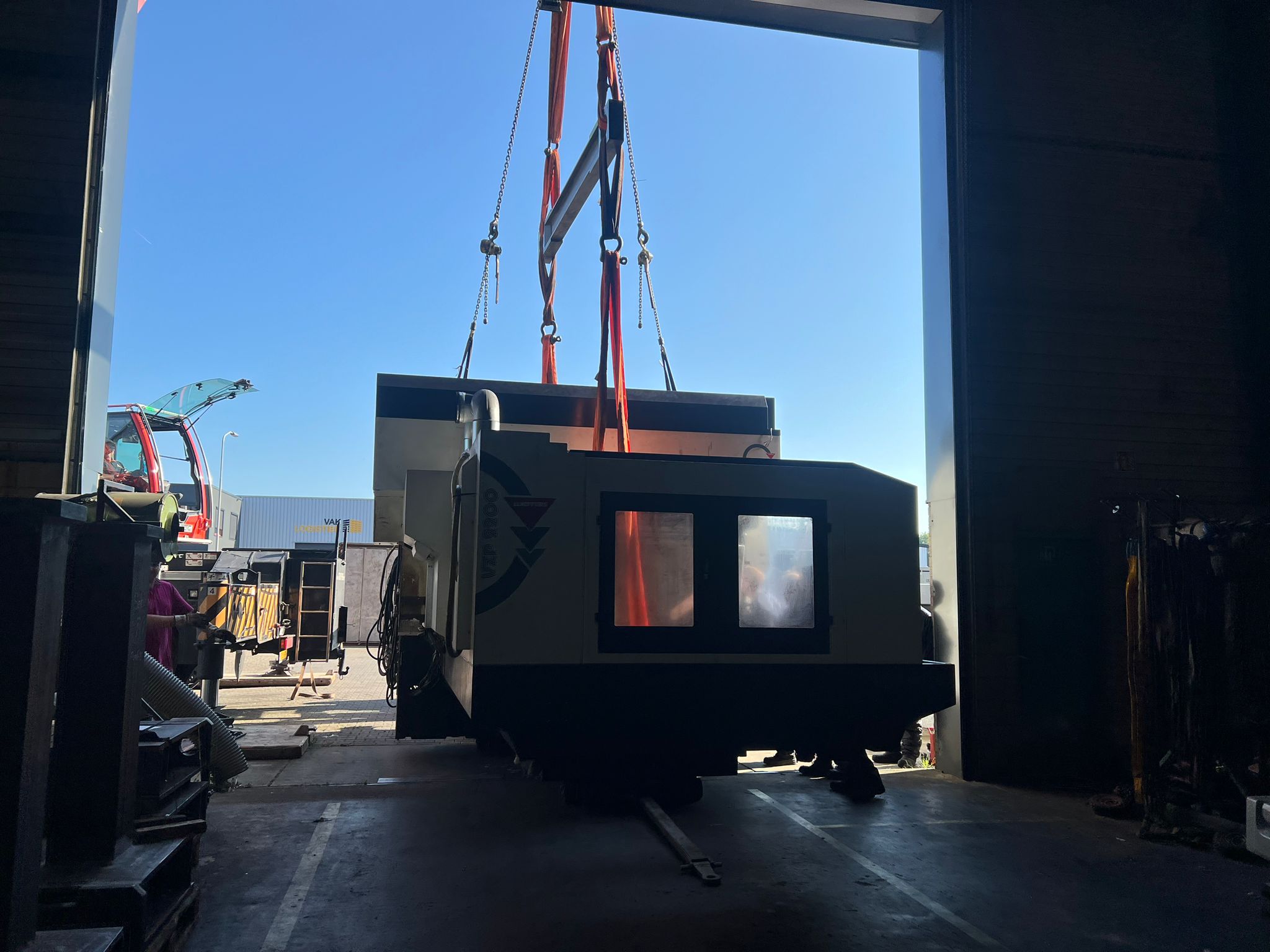 Mobile crane loading Portal Milling Machine 32000 Kg | Mach4Metal