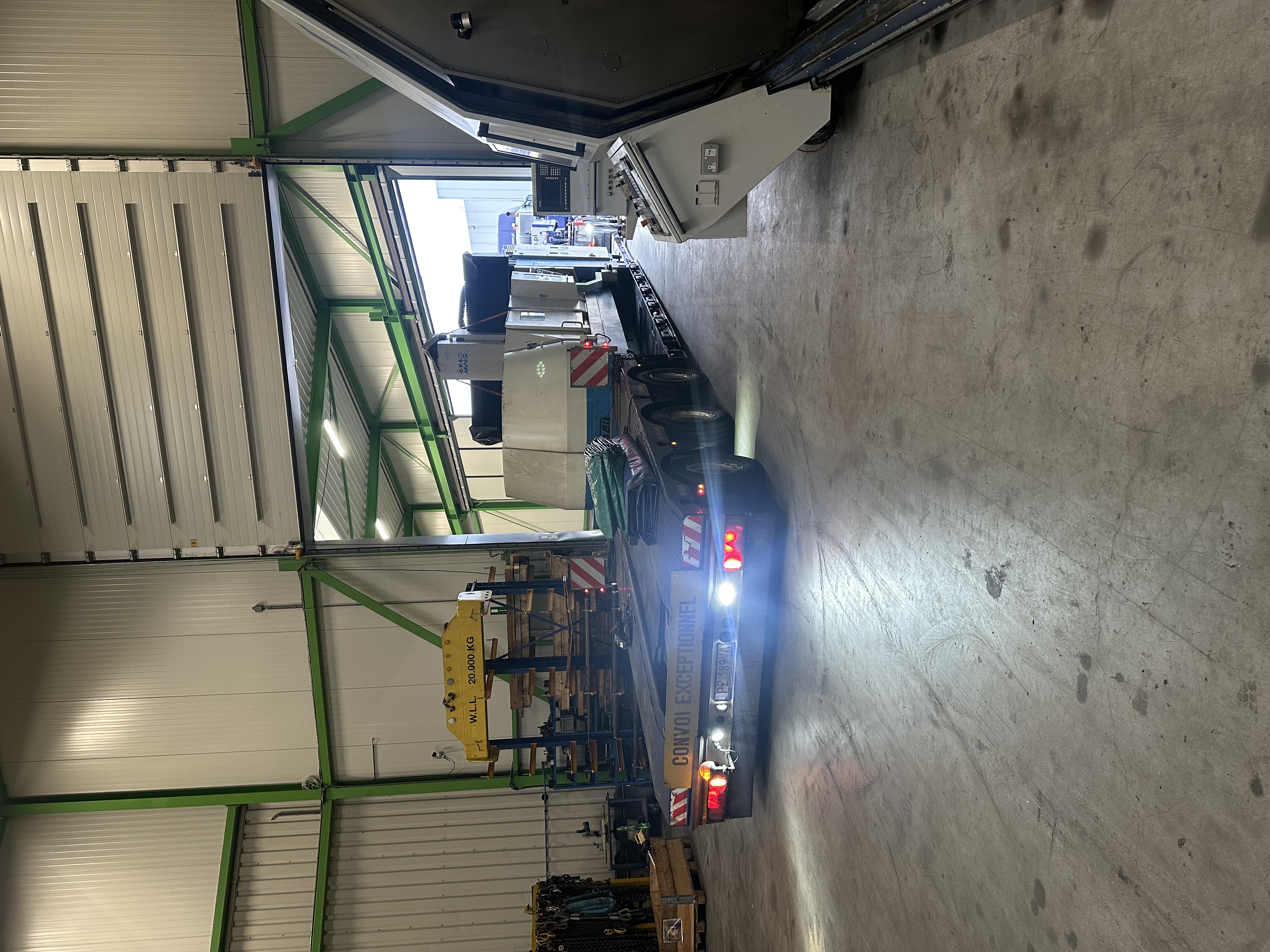 Precision delivery of a KAO MING KMC 4000SV-H portal milling machine ...