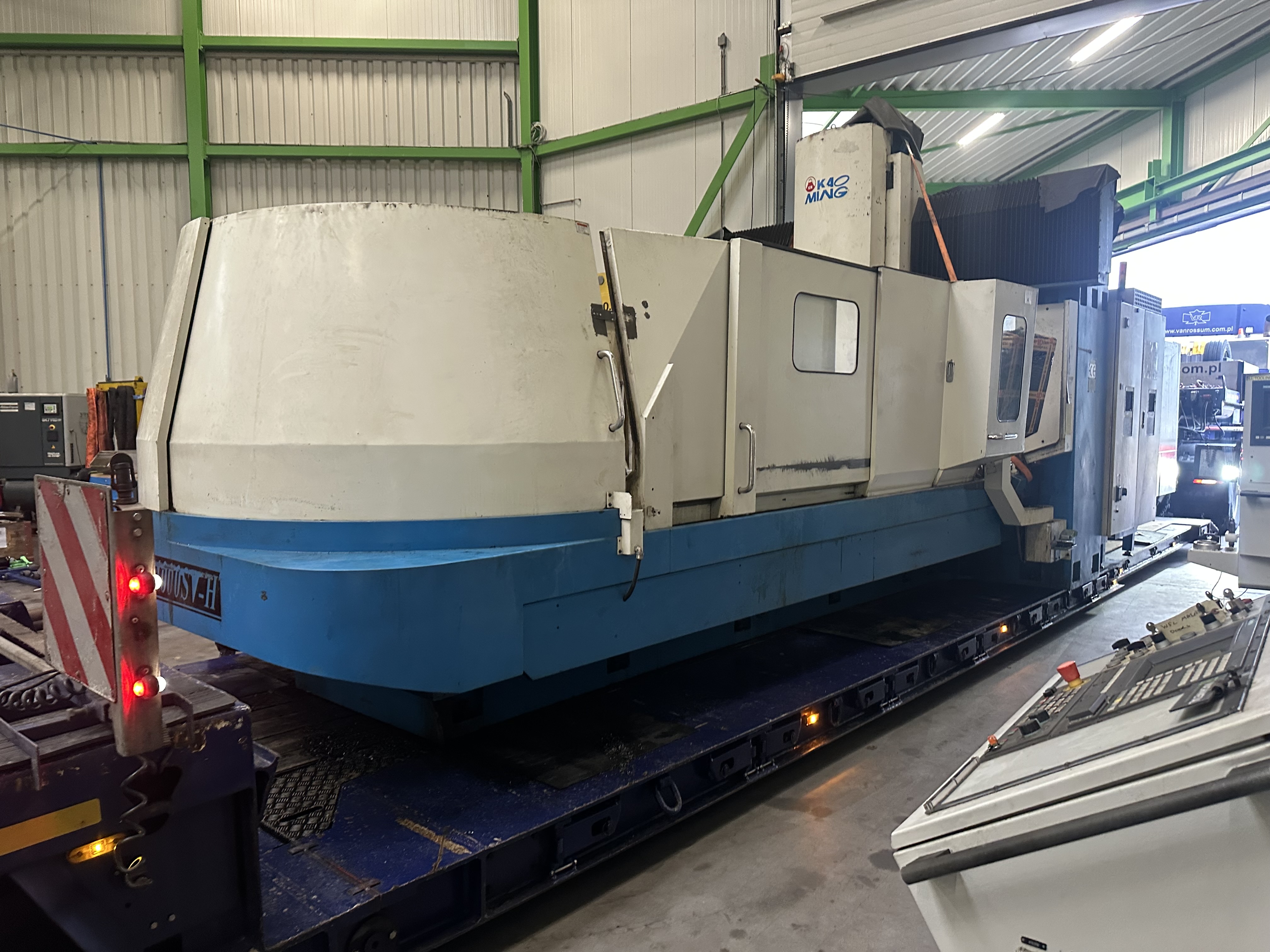 Precision delivery of a KAO MING KMC 4000SV-H portal milling machine ...