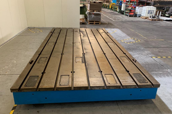 STOLLE - Cast iron T slotted bed plate used | Mach4Metal